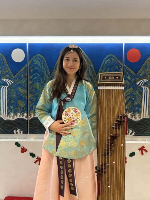Itaewon Seoul: Gayageum Class with Hanbok Photo Session - Practical Tips for Participants