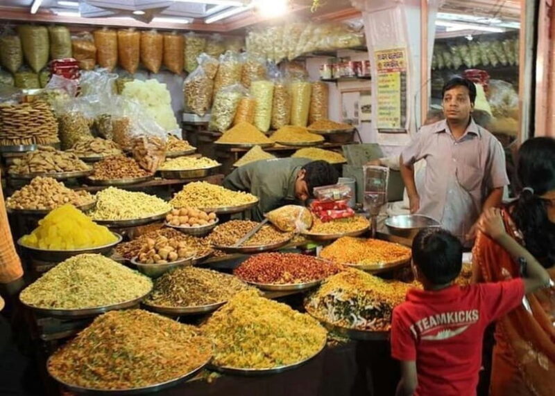 Jaipur: Guided History Walking Tour with Food Tasting - What the Tour Offers