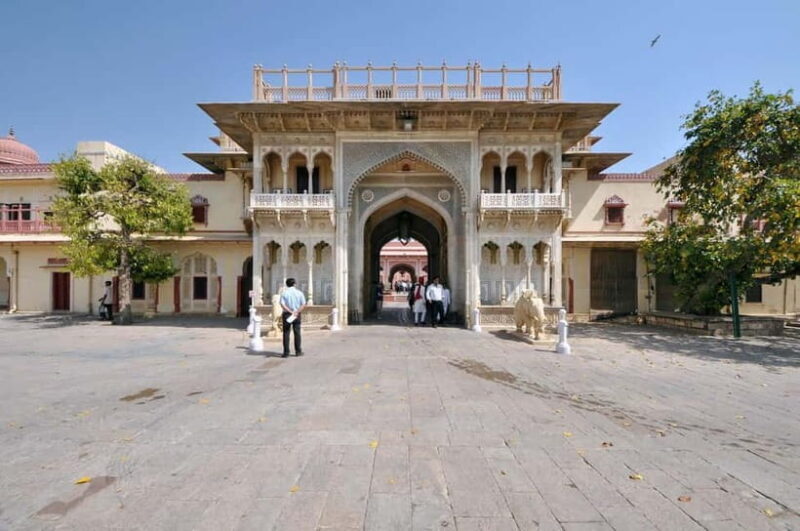 Jaipur: Historical Walking Tour and Street Food Tasting - The Hawa Mahal and Water Palace: The Visual Highlights