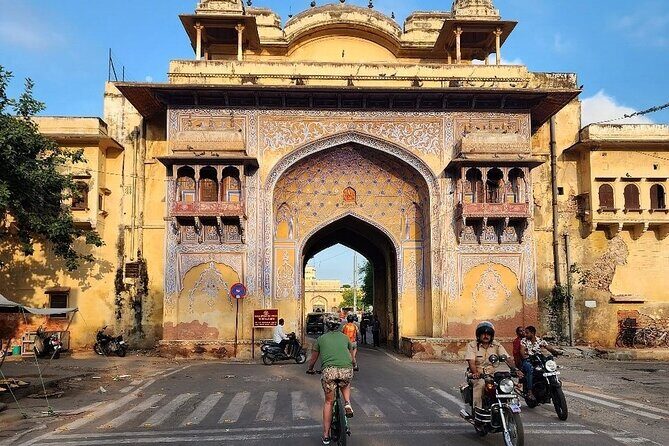 Jaipur Private Full-Day Sightseeing Tour by Tuk-Tuk with Pickup - Authenticity and Local Flavor