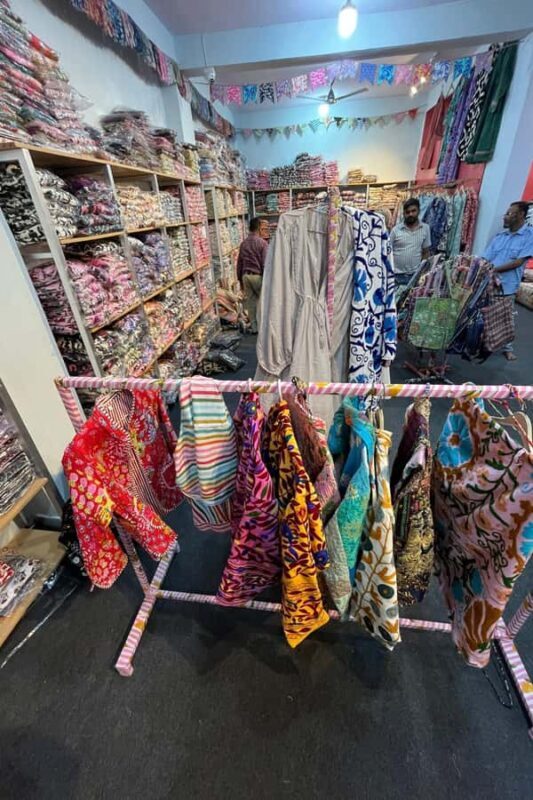 Jaipur: Tuk Tuk Shopping Tour with Art Workshops and Pottery - Jewelry and Gemstones at Chandpole Bazaar