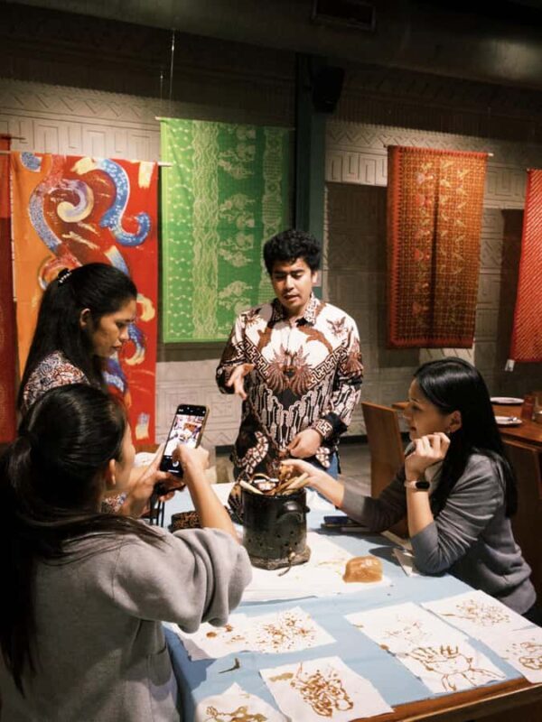 Jakarta: City Tour and Batik Workshop with Lunch - The Day in Detail: What to Expect