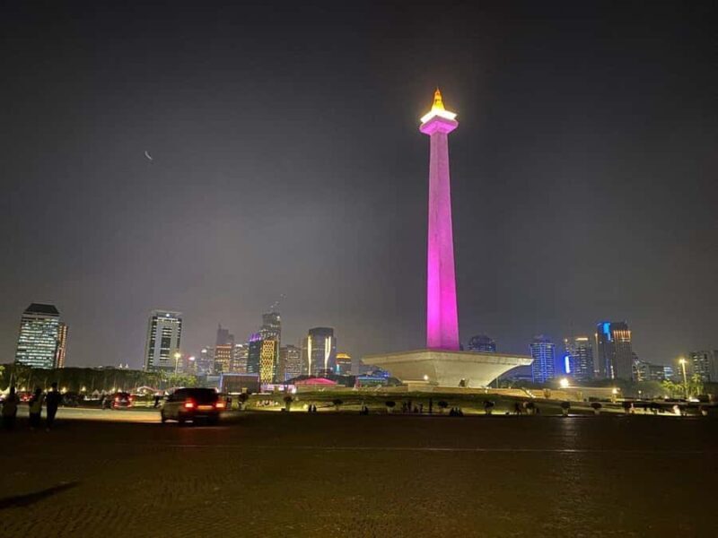 Jakarta: Private Guided Sightseeing & Street Food Night Tour - Key Points