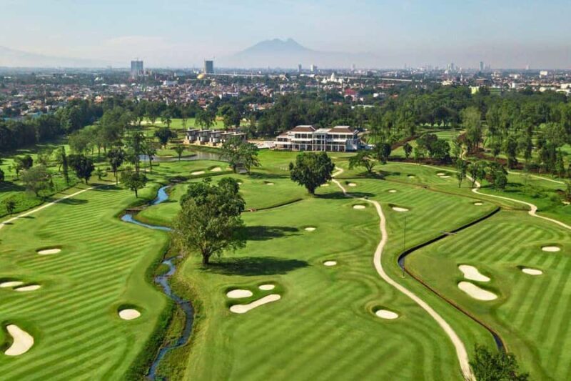 Jakarta: Suvarna Golf Experience w/ Caddies & Hotel Transfer - Key Points