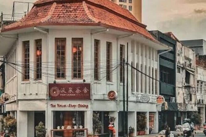 Jakarta Walking Tour with Public Transportation Visiting Sites - An In-Depth Look at the Jakarta Walking Tour