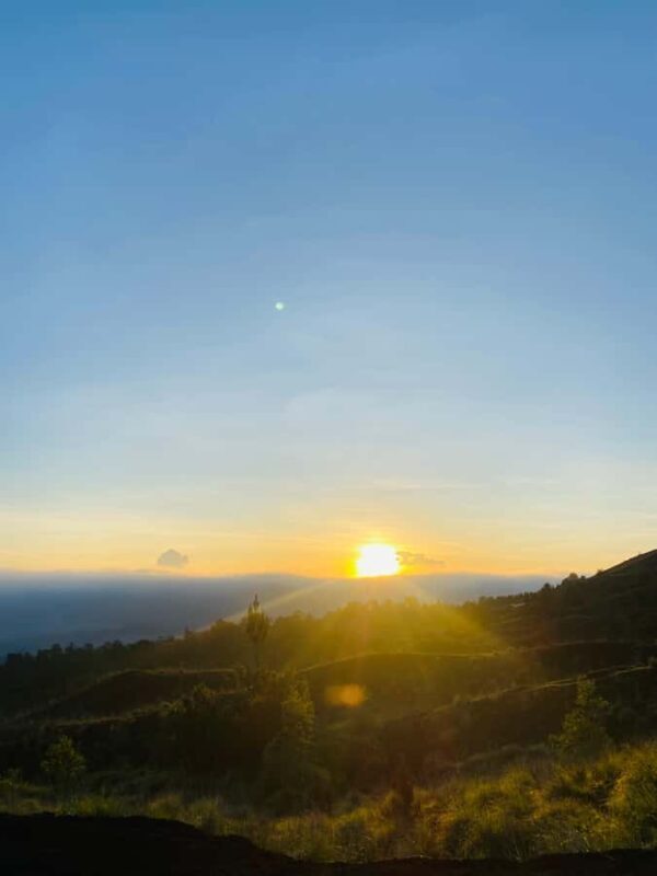 Jeep 4wd with sunrise & black lava - Key Points