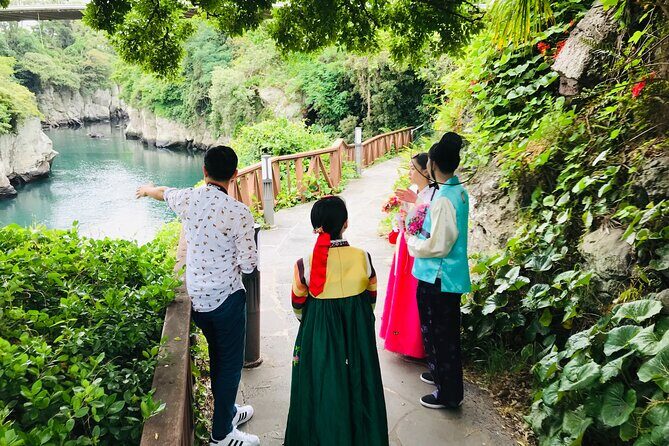 [Jeju] Hanbok Private guide tour & photo session in beautiful Yongduam rock, - Key Points