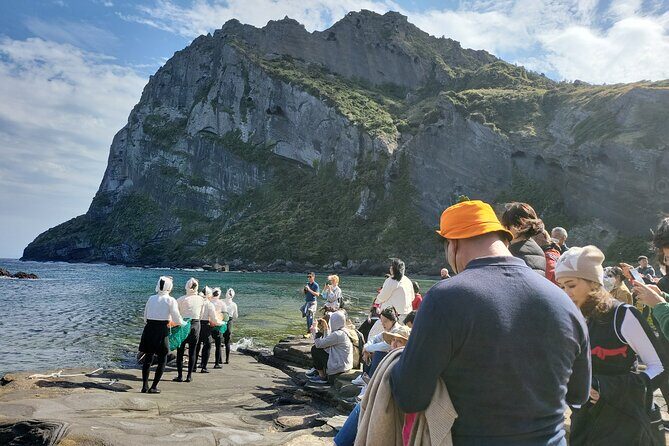 Jeju Island Bus Tour Or Taxi Tour in the East of Jeju island - Iconic Sightseeing: Seongsan Ilchulbong and the Sunrise