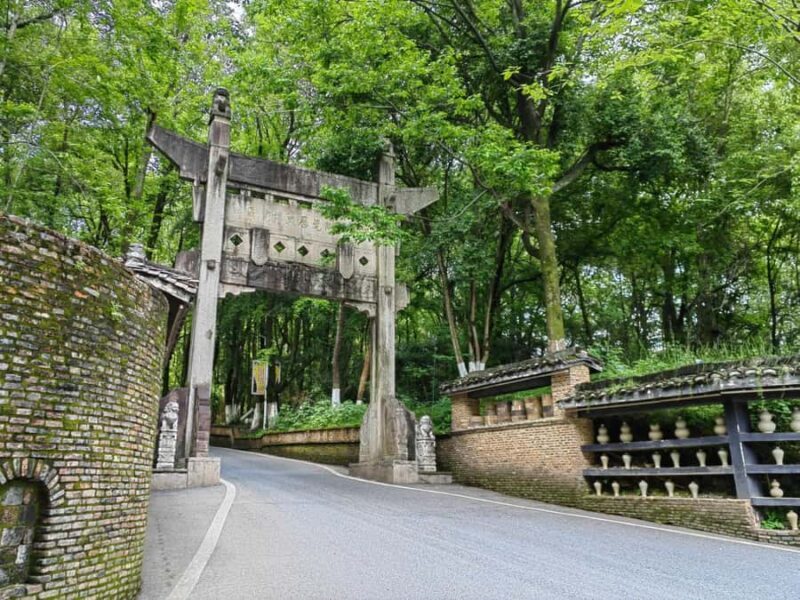 Jingdezhen: Porcelain, Kilns, Art, and Market Tour - Market and Artist Districts: Modern Jingdezhen