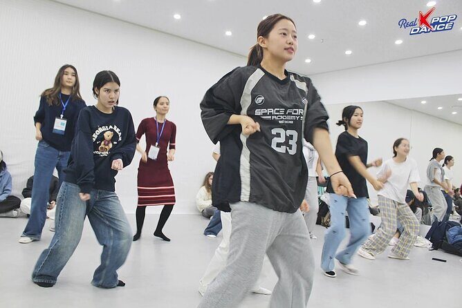 K-Pop Idol Dance Tour with Korean Mood(Chicken or Hanbok) - Key Points