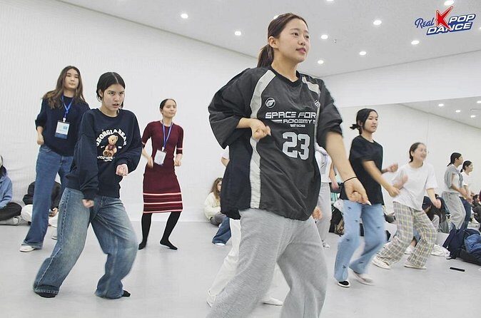 K-Pop Idol Dance Tour with Korean Mood(Chicken or Hanbok) - Ending at Hangang Park: Relax and Feast