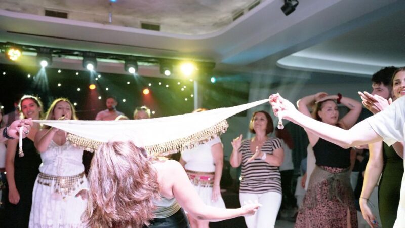 Kamari: Greek Show, Buffet Dinner, and Drinks at Dimitris - Key Points