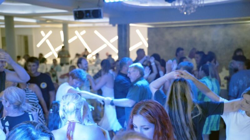 Kamari: Greek Show, Buffet Dinner, and Drinks at Dimitris - FAQ