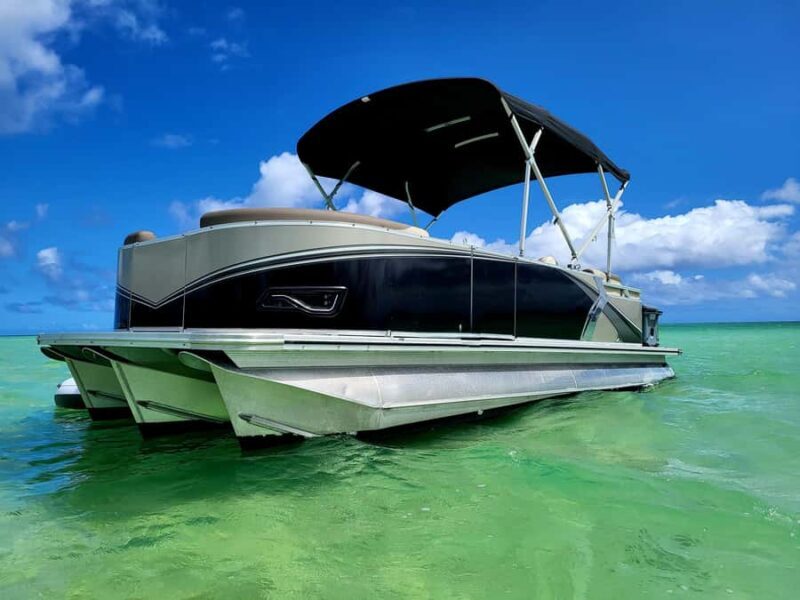 Kaneohe Bay: Pontoon Boat Rental with Captain - Key Points