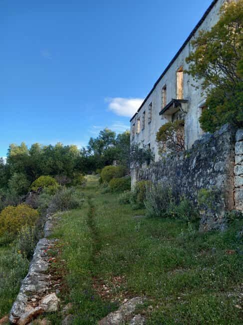 Kefalonia: Old Farsa Village Morning Walking Tour - The Ruins and architectural styles