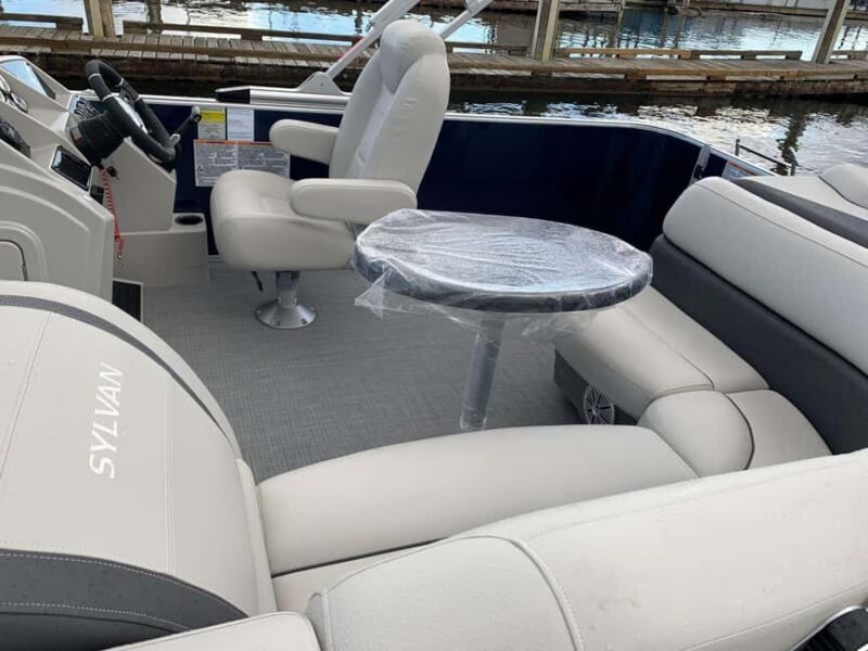 Kelowna: Sylvan Mirage Cruise Pontoon for rent - Introduction
