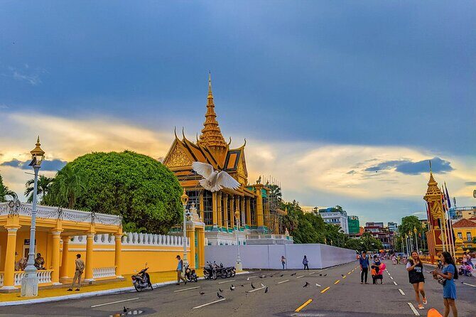 Koh Dach Silk Island and Phnom Penh City Private Day Tour - Key Points