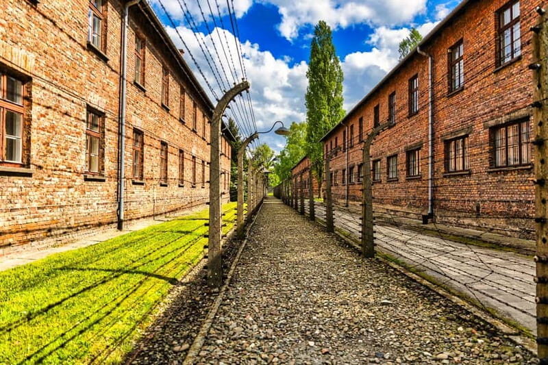 Krakow: Auschwitz-Birkenau Tour with Transport + shuttle bus - An Honest Look at the Auschwitz-Birkenau Tour with Transport from Krakow