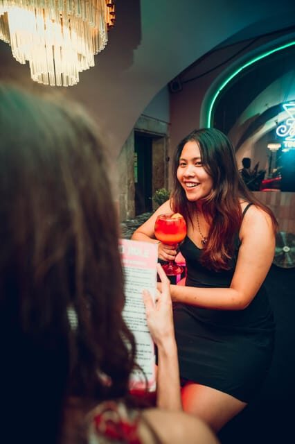 Krakow: Bottomless Brunch with 3-Course Meal and Drinks - Atmosphere and Service