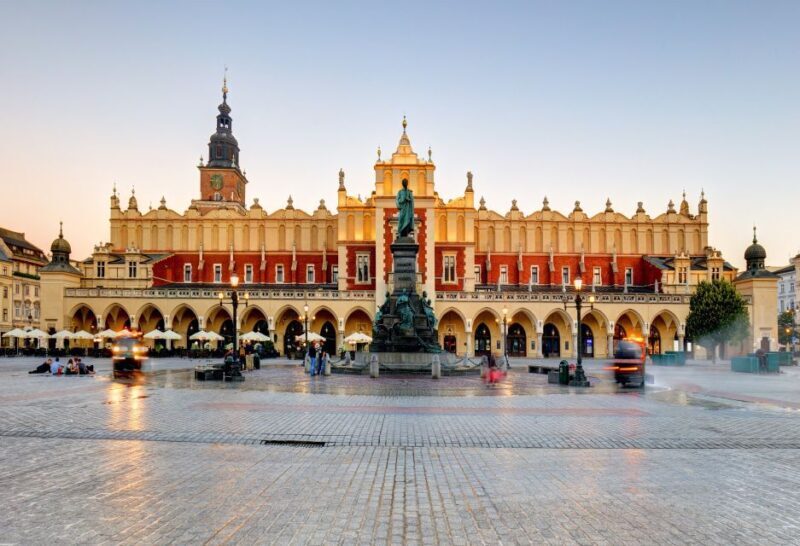Krakow Old Town and Cloth Hall Private Guided Tour - Key Points