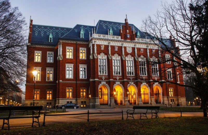Krakow: Old Town Audio-Guided Walking Tour with Headset - Who Should Consider This Tour?