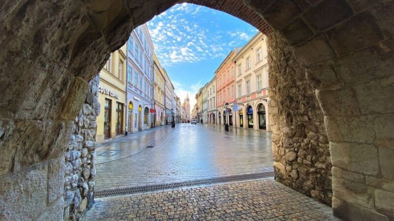 Krakow: Old Town Audioguided walking Tour - Key Points