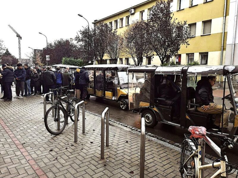 Krakow: Private Panoramic Tour by Golf Cart with Audio Guide - FAQs