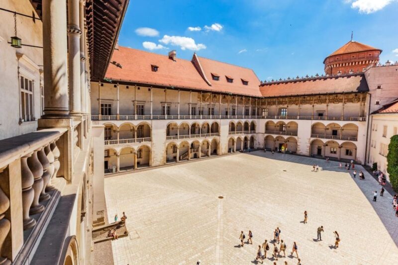 Krakow: Skip-the-Line Wawel Castle and Hill Guided Tour - The Guide and Group Experience