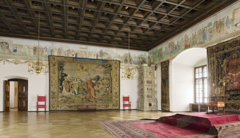 Krakow: Skip-the-Line Wawel Castle & Old Town Guided Tour - Authentic Traveler Perspectives