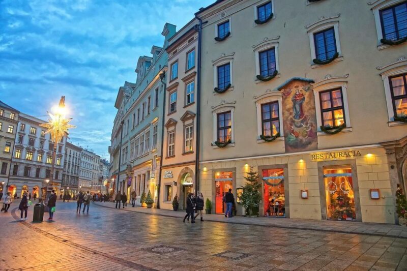 Krakow: St. Mary's Basilica visiting with short guided walk - The Itinerary in Detail: Why This Tour Works
