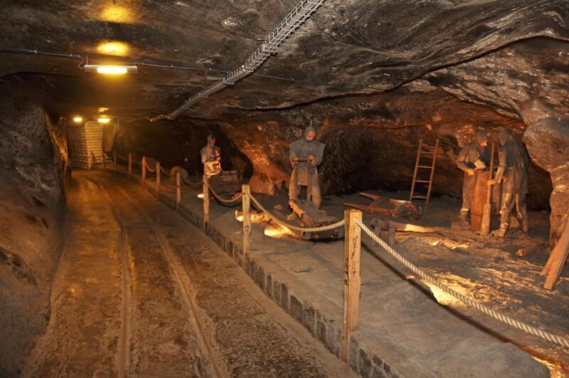 Krakow: Wawel Castle & Cathedral with Salt Mine Tour + Lunch - Journey Underground: Wieliczka Salt Mine
