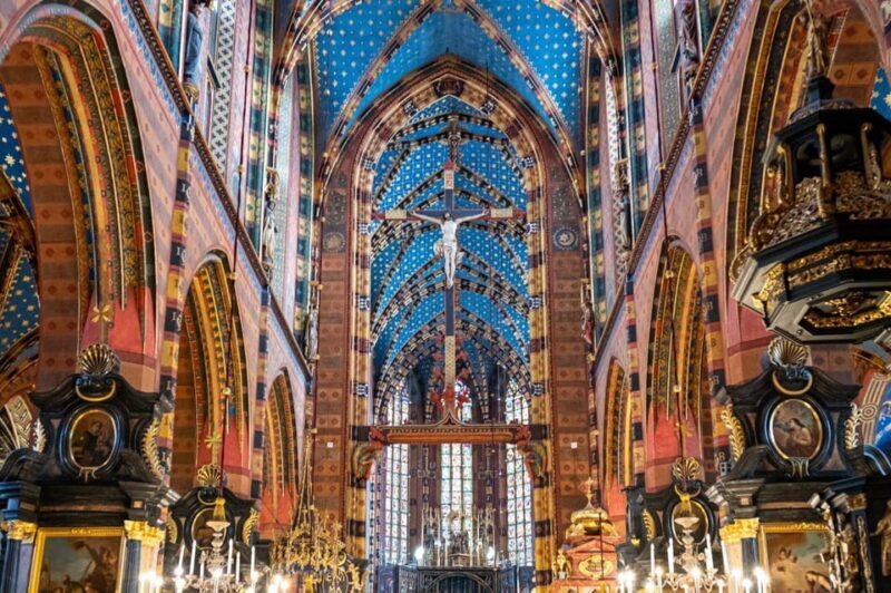 Krakow's Old Town Quick Review & St. Mary's Basilica Visit - A Compact but Rich Tour of Krakow’s Old Town