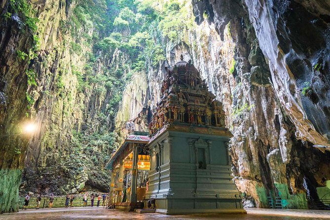 Kuala Lumpur City Hotels to Genting Highlands City En-route Batu Caves - The Batu Caves Stop: An Iconic Snapshot