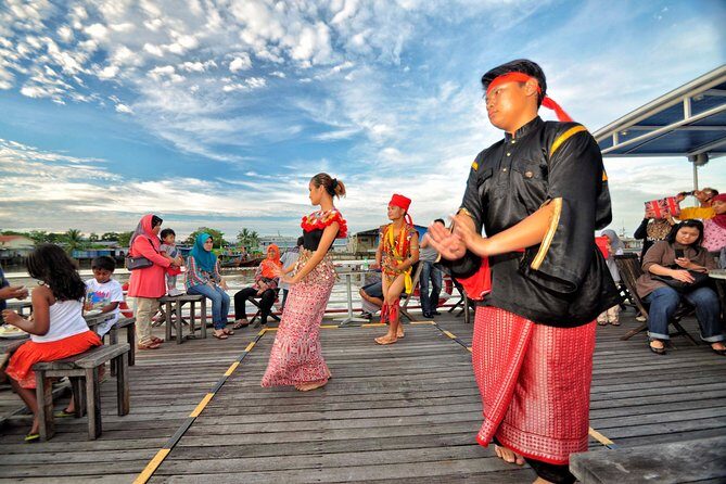Kuching Heritage Tour with Sarawak Sunset River Cruise & Pickup - Exploring Kuching: Heritage and Sunset by River