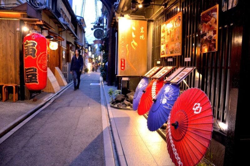 Kyoto: Casual Pontocho Evening Food Tour - Group Size & Accessibility