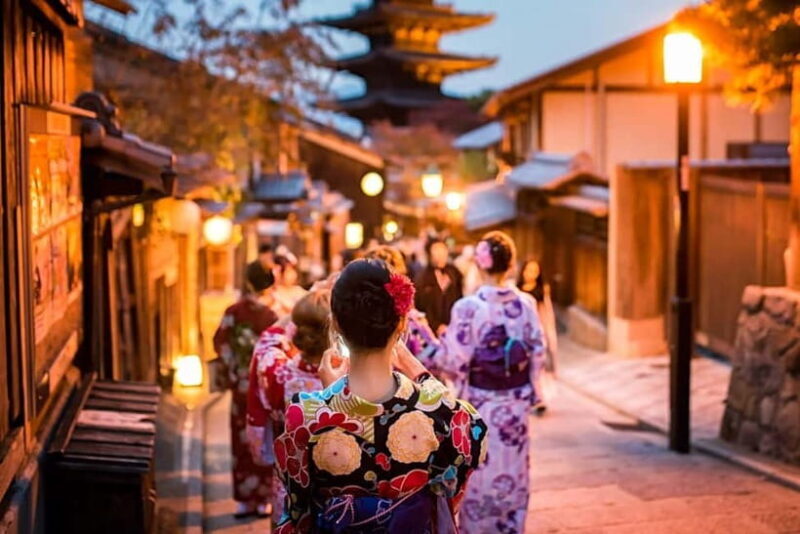 Kyoto: Gion Night Walking Tour with Local Guide - Key Points