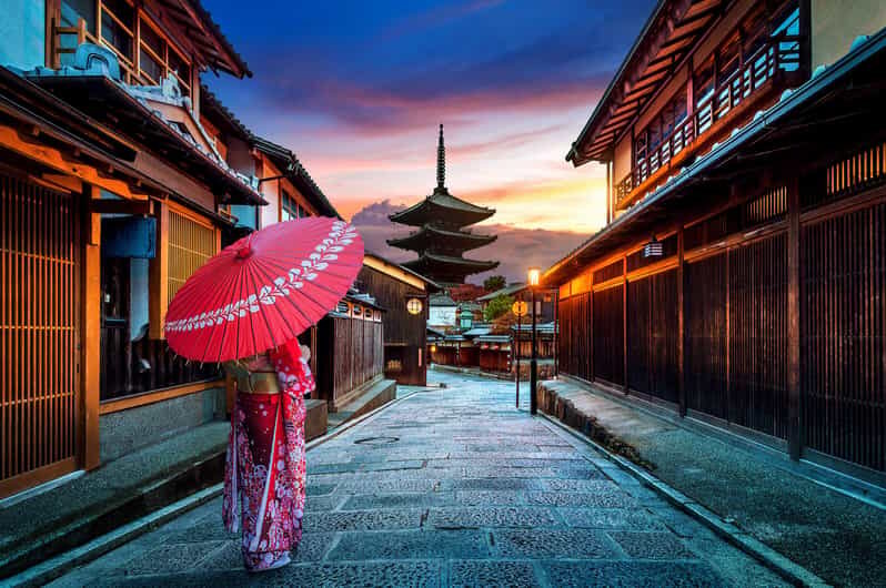 Kyoto: Gion Night Walking Tour with Local Guide - Guides and Personal Touch