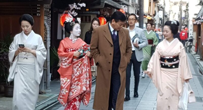 Kyoto: The Geisha Districts of Kyoto Walking Tour - The Guide and Group Size