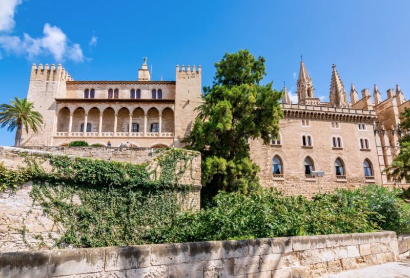 La Almudaina Palace Entry Ticket - Intro to the Palace: A Blend of Architecture and Royal History