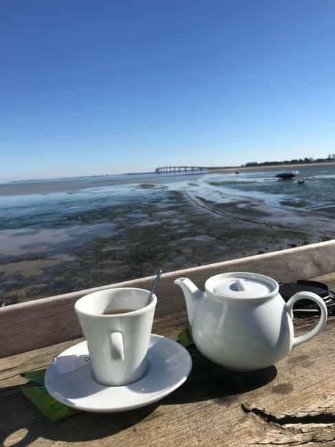 La Flotte : French lesson in a café and guided tour. - Key Points