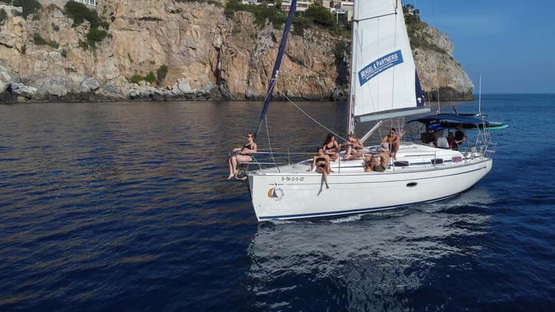 La Herradura: Sailing with a view of dolphins - The Boat and Crew: Key Factors to Consider