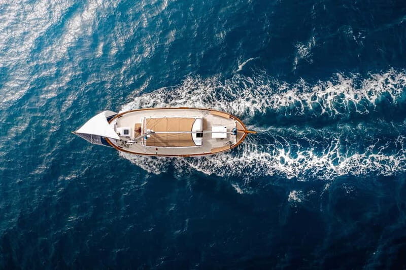 La Maddalena: tour of the islands and lunch aboard the Dolce Vita sailing ship. - Key Points