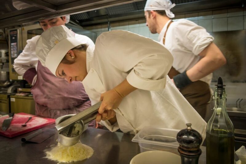 La Spezia: Market Visit and Seafood Cooking Class with Lunch - The Itinerary in Detail