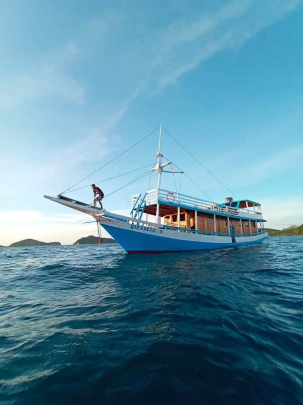Labuan Bajo: Komodo 2D1N on Qifadjah Overnight Calm Sailing - Labuan Bajo: Komodo 2D1N on Qifadjah Overnight Calm Sailing — A Relaxing Escape on the Water