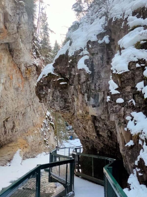 Lake Louise, Johnston Canyon Bow Falls Surprise Corner Tour - Bow Falls and Surprise Corner: The Perfect Wrap-Up