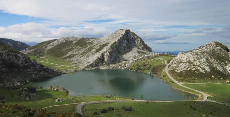 Lakes of Covadonga and Sanctuary of Covadonga: Guided and interpreted tour - A Deep Dive into the Experience