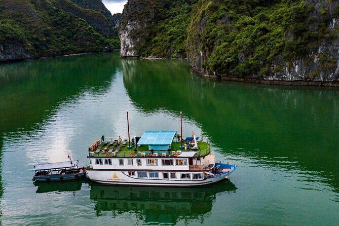 Lan Ha bay deluxe cruise 2 days: Kayaking & swimming at pristine places - An Authentic Look at the Lan Ha Bay Deluxe Cruise