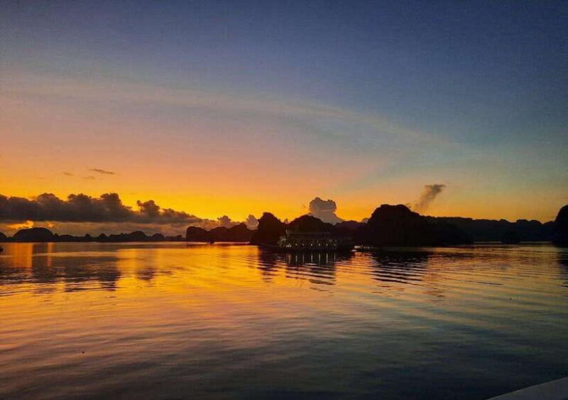 Lan Ha Bay Sunset,Evening Kayak Bioluminescent Plankton Trip - The Return and Reflection