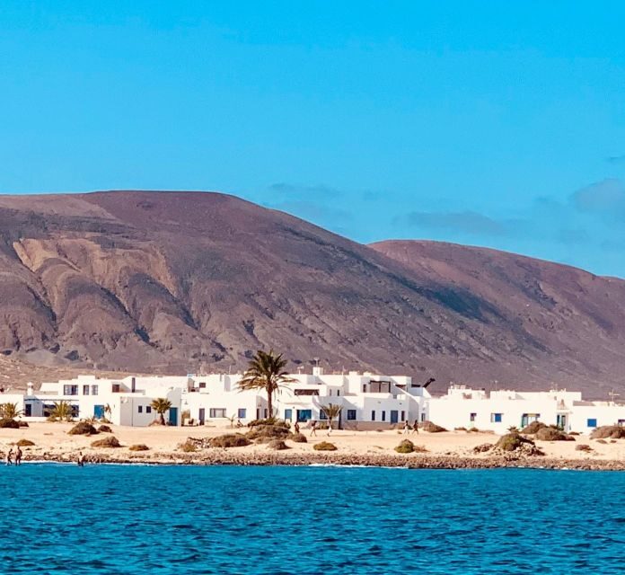 Lanzarote: Return Ferry to La Graciosa with Bus Pickup - Detailed Itinerary Breakdown