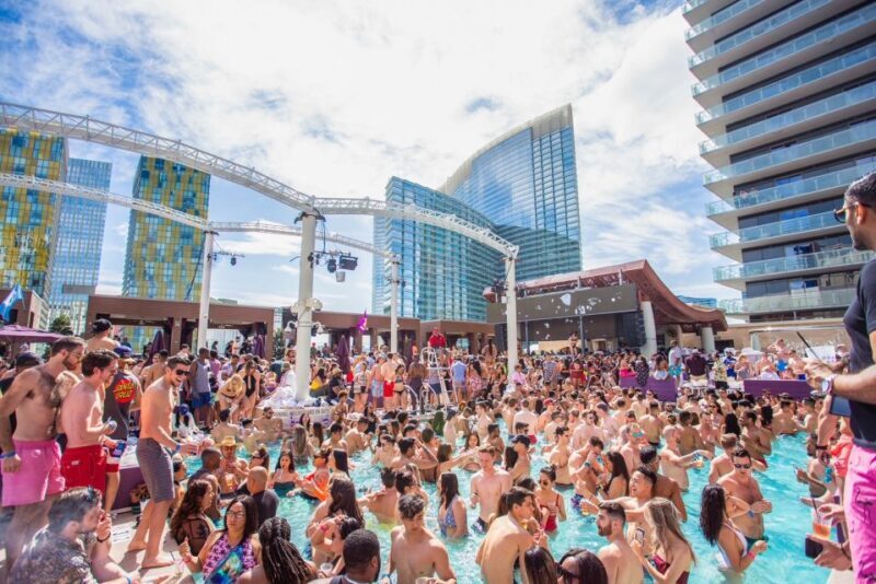 Las Vegas: Party Bus Day Club Tour with Drinks & Club Entry - Deep Dive into the Experience